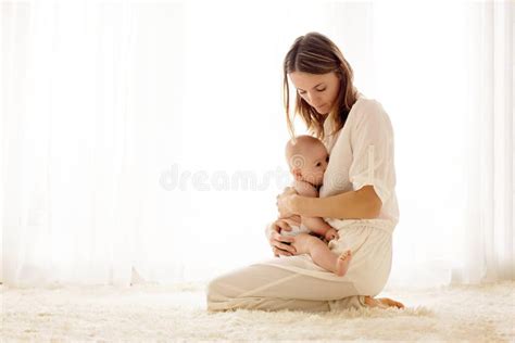 17 197 Breastfeeding стоковые фото бесплатные и стоковые фото Rf от