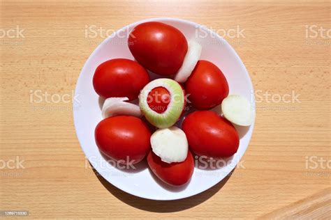 샐러드 재료 나무 테이블에 토마토와 다진 양파와 흰색 접시의 상단 보기 0명에 대한 스톡 사진 및 기타 이미지 0명 개체