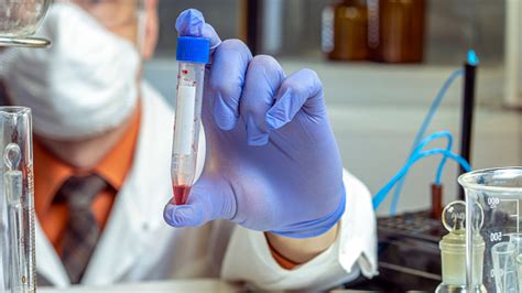 혈액 샘플 튜브와 다른 샘플랙을 가진 실험실 기술자의 손 연구를 위한 혈액 튜브 샘플을 들고 있는 실험실 기술자 Dna에 대한 스톡 사진 및 기타 이미지 Istock