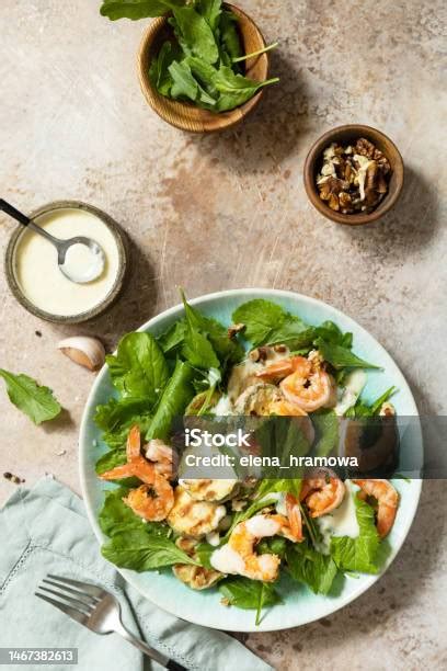 건강 한 음식 개념입니다 채식 야채 저탄수화물 점심 그릇 다이어트 샐러드 새우와 Arugula 구운 호박과 호두 위에서 본 모습 공간을 복사합니다 0명에 대한 스톡 사진 및