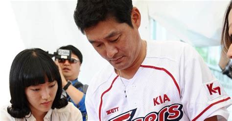 사진 이종범팬들 위해 정성스럽게 사인