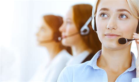 햇볕이 잘 드는 사무실에서 일하는 다양한 전화 사업자 그룹 헤드폰 컨설팅 클라이언트와 잘 생긴 비즈니스 여성 콜센터 및 비즈니스 피플 컨셉 3 명에 대한 스톡 사진 및 기타