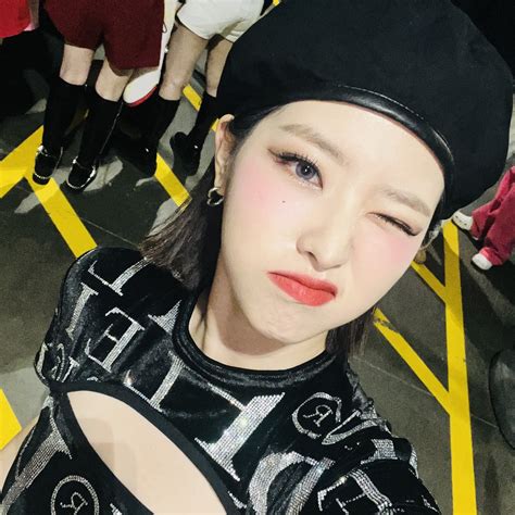 220822 Olivia Hye Loonatheworld Updates With Jinsoul And Yves R