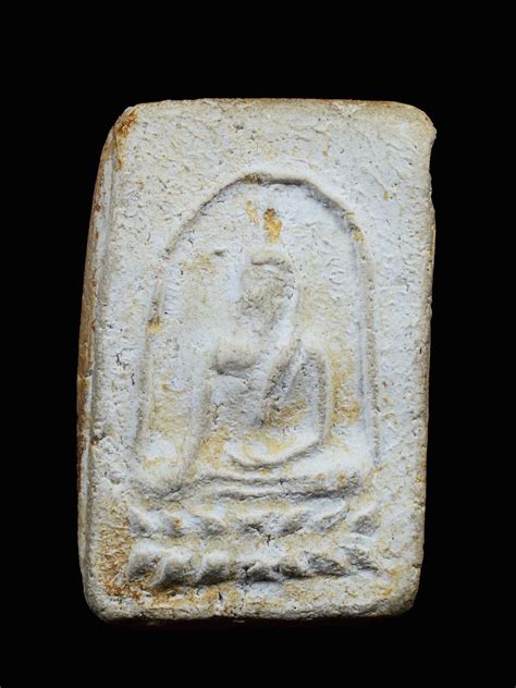 เนื้อผงฐานบัวหลังยันต์สามยอดสั้น ปี 2496 ปลุกเสกโดยหลวงปู่เผือก วัดกิ่งแก้ว กลุ่มอนุรักษ์