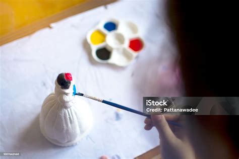 블루 워터 컬러 연습 예술 개념 그림 브러시에 선택적 초점 작은 아이 그림 석고 인형 공부에 대한 스톡 사진 및 기타 이미지