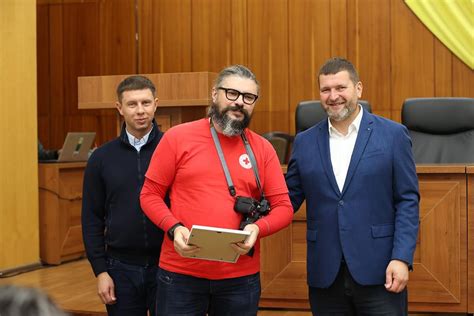 Волонтерів Загонів швидкого реагування Червоного Хреста України в різних куточках України