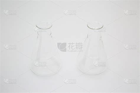科学实验室玻璃锥形烧瓶隔离在白色背景