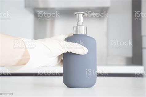 알코올 손 세척 액체 펌프 젤 병을 적용 소독 및 명확한 손 약 소독제에 대한 깨끗한 건강 관리 살균 위험 질병 코로나 바이러스