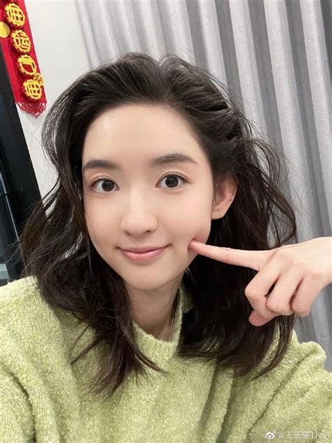 杨玏与女友感情稳定！两人牵手散步好甜，雨中骑车同回住处