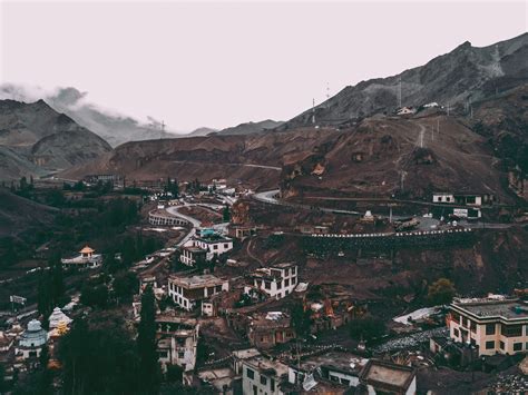 무료 이미지 산악 지형 산촌 인간 정착 하늘 마을 언덕 역 도시 지역 시티 주거 지역 산맥 구름 근교 경치 관광 여행 농촌 지역 골짜기 세계