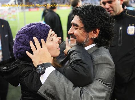 Abdelaziz دييغو مارادونا المدير الفني لمنتخب الأرجنتين يحتضن ابنته دالما بعد مباراة ربع نهائي