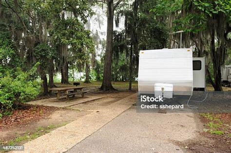 Rv 트레일러 나무가 Campsite 내 여행 안테나에 대한 스톡 사진 및 기타 이미지 안테나 캠핑카 0명 Istock