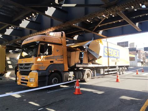 Caminhão Dos Correios Enrosca Na ‘ponte Preta E Bloqueia Rua No Rebouças