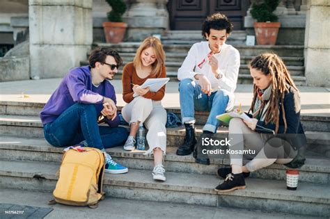 두 명의 청남과 두 명의 청녀가 계단에 앉아 함께 공부한다 남자들은 초콜릿 바를 먹는다 20 24세에 대한 스톡 사진 및 기타 이미지 20 24세 25 29세 Z세대