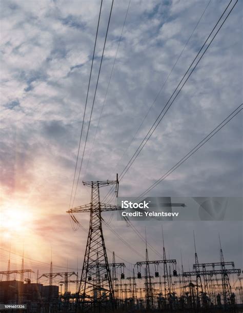 高壓電源線配電站高壓輸電塔帶電線和變壓器的配電變電站 照片檔及更多 器材 照片 器材 垂直構圖 塔 Istock