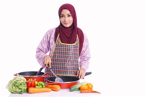 주부 입 식 주방 음식 요리 라이프 스타일 개념흰색 배경에 고립 된 얼굴과 다른 신체 언어와 가족을 위한 요리를 준비 앞치마