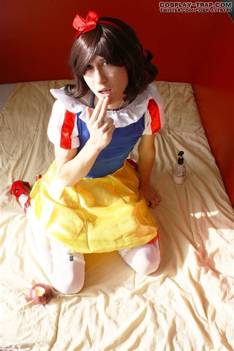 Crossdress Cosplay Snow White And The Horny Poisoned Apple 12 Pics