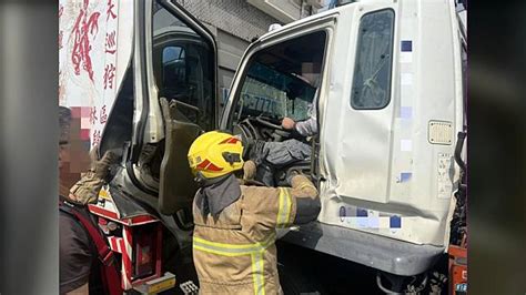 快訊／台南麻豆大貨車追撞「駕駛受困」警消油壓剪破門救人 Tvbs Line Today