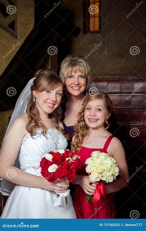 Novia Con Su Madre Y Hermana Imagen De Archivo Imagen De Bridesmaid
