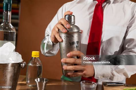 바에서 칵테일 셰이커로 알코올 음료를 준비하는 바만은 리큐어 잔을 들고 있다 칵테일 쉐이커에 대한 스톡 사진 및 기타 이미지 칵테일 쉐이커 20 24세 나이트클럽