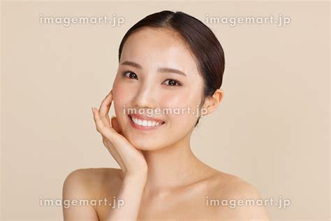 頬に手を当てる日本人女性の写真素材 220125133 イメージマート