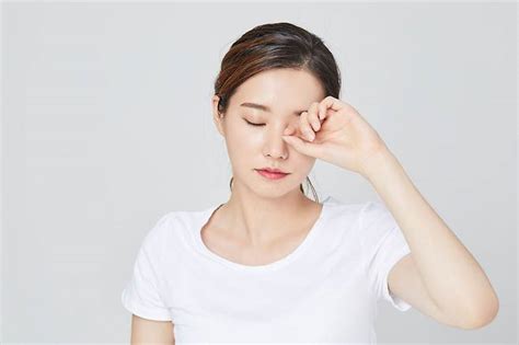 눈 자꾸 비비는 습관 계속 되면… 흰자위에 ‘이것 생길 수도