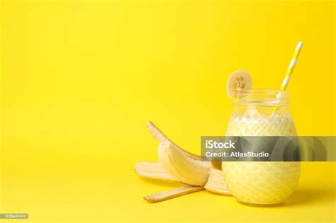 노란색 배경에 바나나 밀크 쉐이크의 유리입니다 여름 음료 0명에 대한 스톡 사진 및 기타 이미지 0명 과일 냉동 요구르트