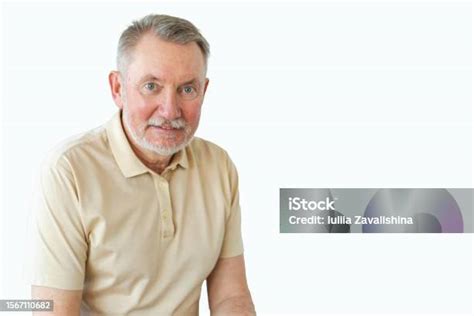 자신감 넘치는 세련된 중년 노인은 복사 공간이 있는 흰색 배경에 고립되어 있다 나이 든 성숙한 70대 남자가 웃고 있다 행복하고 매력적인 노인 수염 할아버지 얼굴 초상화