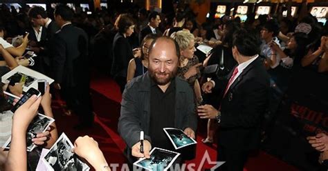 포토]티무르 베크맘베토브 감독 제 사인 받으세요