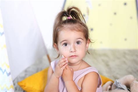 Solicitar Permiso Comportamiento Prohibido Niña Está Triste De Pedir