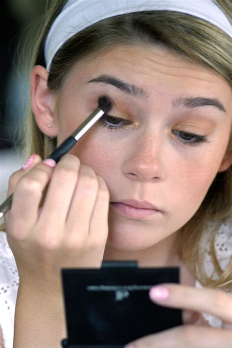 Annasophia Robb Makeup Tutorial Sand Sun And Messy Buns
