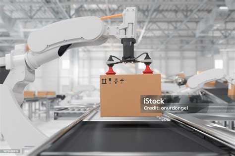 스마트 유통 창고의 컨베이어 벨트에 판지 상자를 운반하는 로봇 팔의 측면도 공장 산업 건물에 대한 스톡 사진 및 기타 이미지 공장 산업 건물 산업용 로봇팔 컨베이어