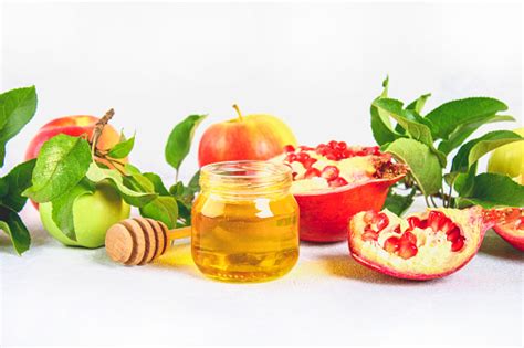 로 시 Hashanah 유태인 새 해 휴일 개념입니다 전통적인 기호입니다 사과 꿀 석류입니다 Tishrei에 대한 스톡 사진 및