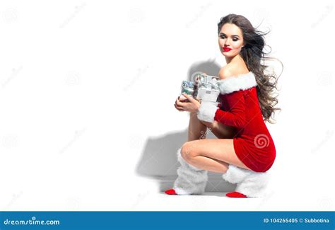 Bożenarodzeniowa Piękno Modela Dziewczyna Jest Ubranym Czerwonych Santa