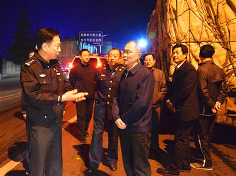沂源县人民政府 时政要闻 县委副书记、县长田晨光带队夜查环保工作