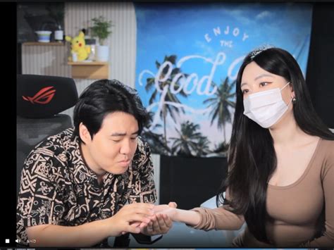 변태 할아버지의 손금봐주는 방법 치지직 에펨코리아