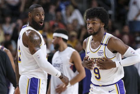 Леброн болон хүү Бронни Жэймс нар анх удаа Лейкерсийн улирлын өмнөх тоглолтонд хамтдаа тоглож байна