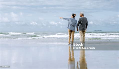 아시아 노인 부부 또는 노인 산책 하 고 그들의 주말 휴가 휴가에 해변에서 앉아 은퇴 Vaction 개념입니다 60 69세에