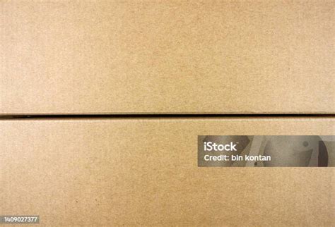 골판지 상자 질감 골판지 상자 배경 가벼운 골판지 상자 포장 골판지 질감 골판지 재질 종이 판지 갈색 빛 디자인 뚜껑에 대한 스톡 사진 및 기타 이미지 Istock