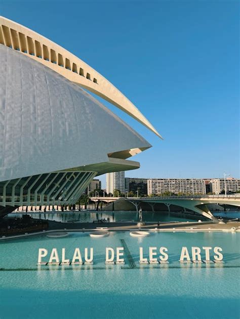 건축 사진 건축 세부 건축적 경이 공공 장소 공연 예술 센터 관광 명소 기하학적 모양 남부 유럽 낮 대형 구조물 도시 경관 도시 탐사 도시 풍경