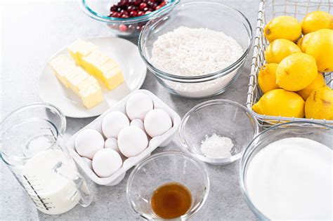 레몬 크랜베리 번드 케이크를 준비하기 위해 유리 믹싱 그릇에 재료 레몬에 대한 스톡 사진 및 기타 이미지 레몬 번트 케이크 파운드 케이크 Istock