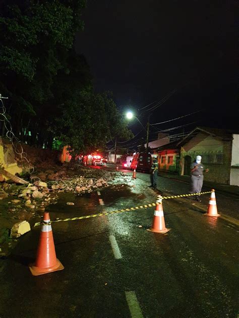 Chuva em Araxá provoca pontos de alagamentos e queda de muro em escola Triângulo Mineiro G