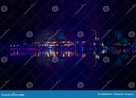 Espectáculo Nocturno De Neón En Un Parque En Un Lago De La Ciudad En