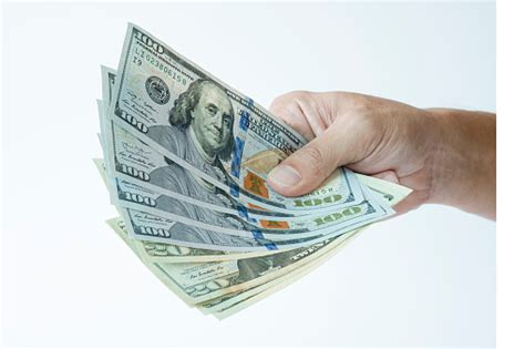 흰색 배경에 미국 달러 지폐를 들고 손 Usd 지폐는 세계에서 주요 인기있는 교환 통화입니다 투자 및 절약 개념 100에 대한