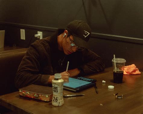 거래 경제 그래프 기술 남자 네트워크 무선 스마트폰 앉아 있는 이식성 인터넷 재정 주식 시장 주식 차트 타블렛 터치스크린 투자에 관한 무료 스톡 사진