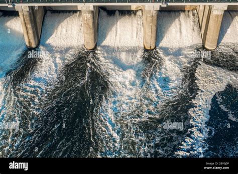 Barrage Hydroélectrique Avec Eau Qui Coule à Travers La Porte Vue