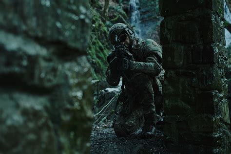 숲에서 총을 들고 피해자를 겨냥한 헬멧전문 장비의 에어소프트 플레이어의 초상화 전쟁에서 무기를 가진 군인 30 34세에 대한 스톡 사진 및 기타 이미지 Istock