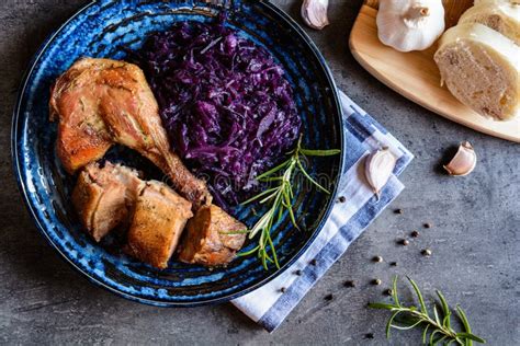 Зажаренная в духовке утка с потушенными красной капустой и варениками