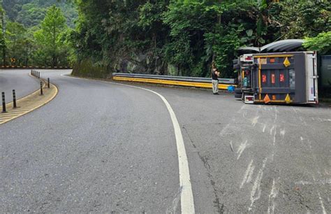 北宜財茂彎過彎失控 大貨車翻車影片曝光 社會 中時新聞網