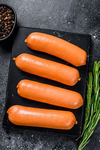 대리석 보드에 생 바베큐 소시지 Bratwurst 검은 색 배경 맨 위 보기 비엔나 소시지에 대한 스톡 사진 및 기타 이미지